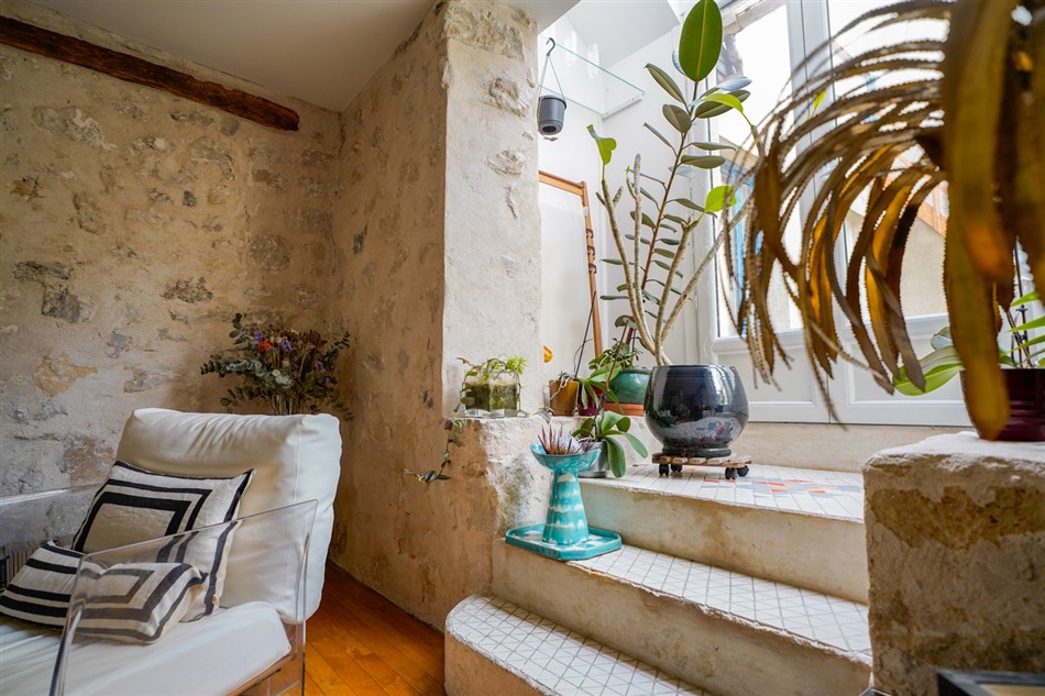 Stone Wall Sanctuary in Paris - villas in France
