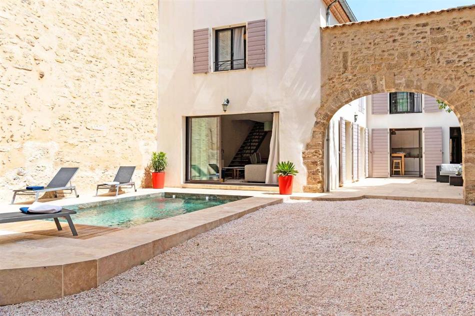 Archway in Pezenas, Languedoc - villas in France