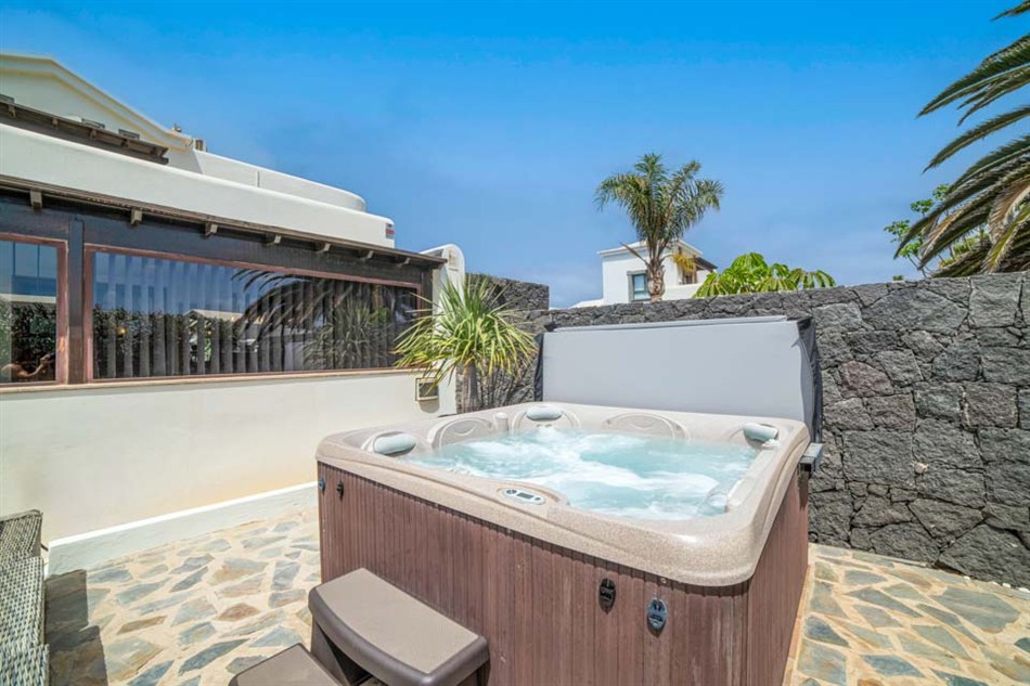 Villa Aguamarina in Playa Blanca with hot tub - villas in Lanzarote