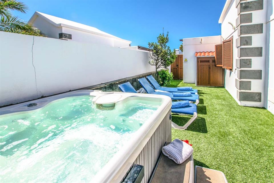 Villa Alegranza Sol in Playa Blanca with hot tub - villas in Lanzarote
