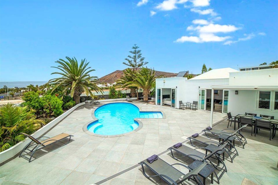 Villa Botanica in Playa Blanca with hot tub - villas in Lanzarote