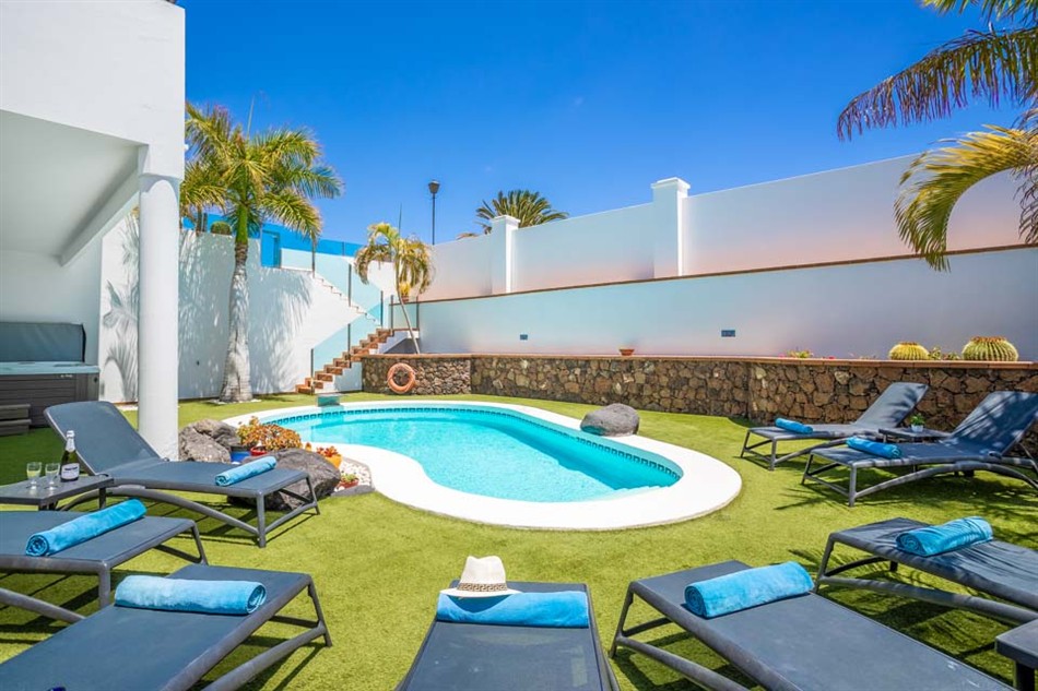 Villa Palacio in Puerto Calero with hot tub - villas in Lanzarote